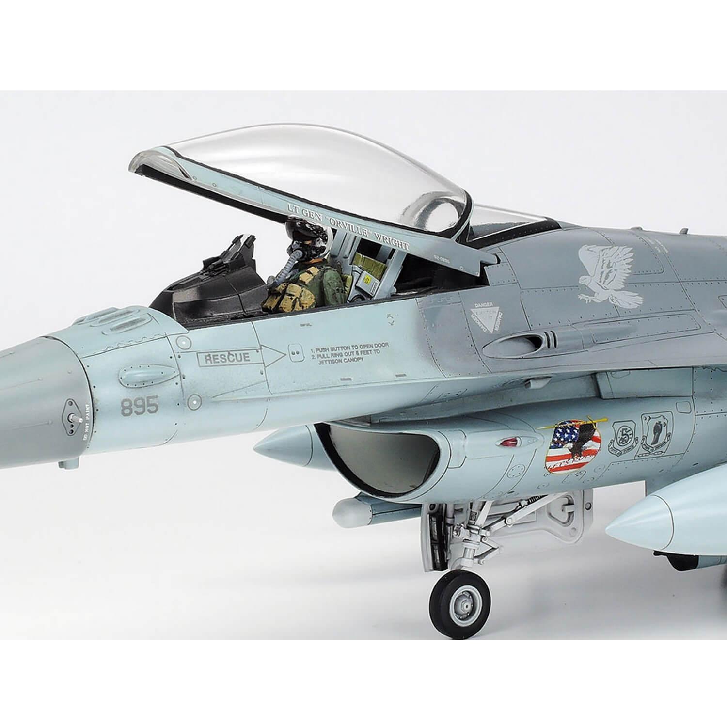 Maquette avion militaire : Lockheed Martin F-16CJ Fighting Falcon ...