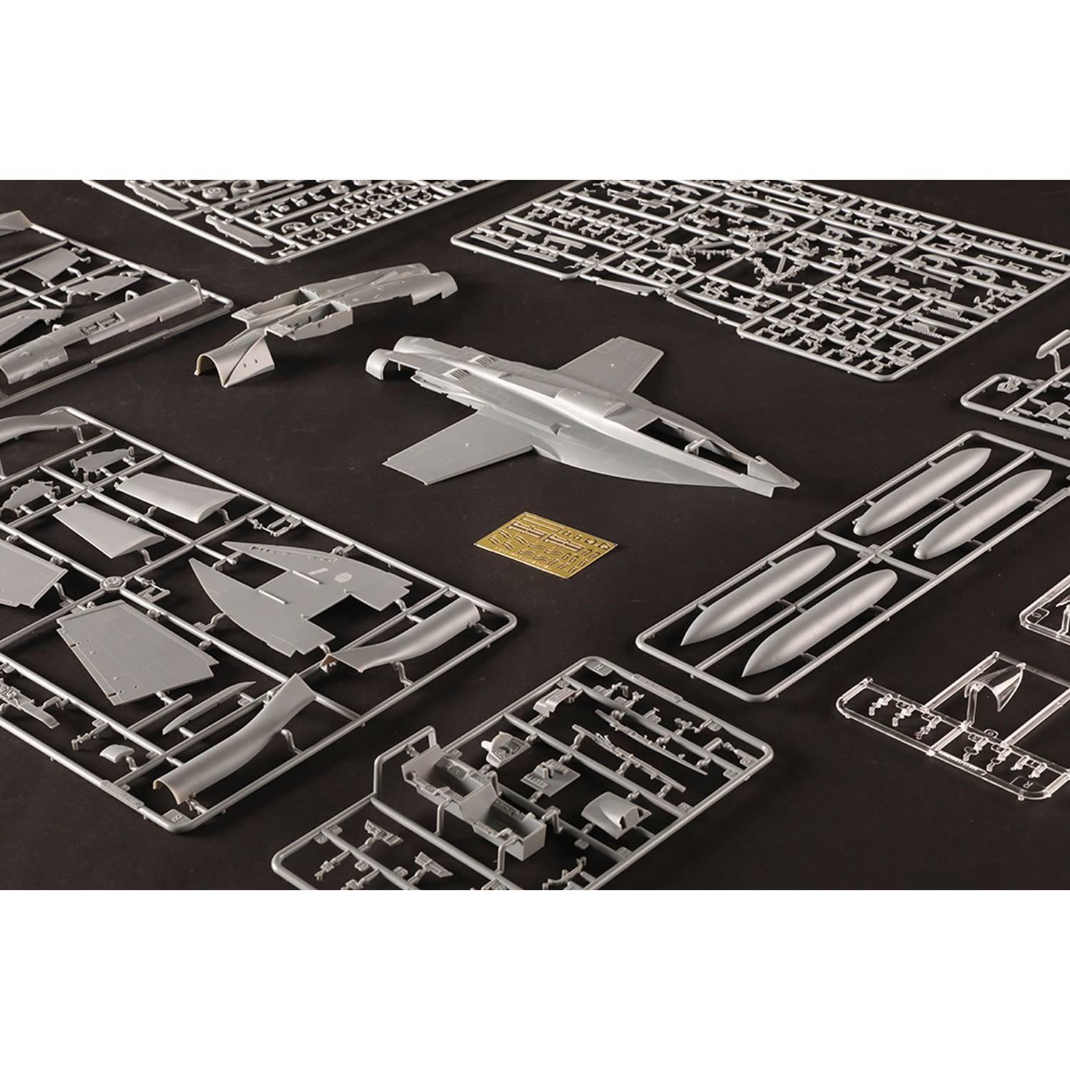 Maquette avion : F/A-18F Super Hornet VFC-12 - 1/48 - Hobby Boss - Rue ...